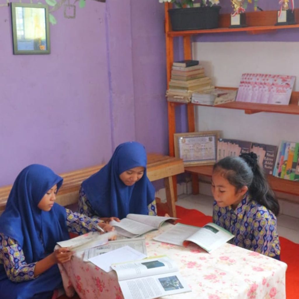 Gesa Status Sekolah Literasi SMPN 36 Bentuk Pojok Baca Dikelas ...